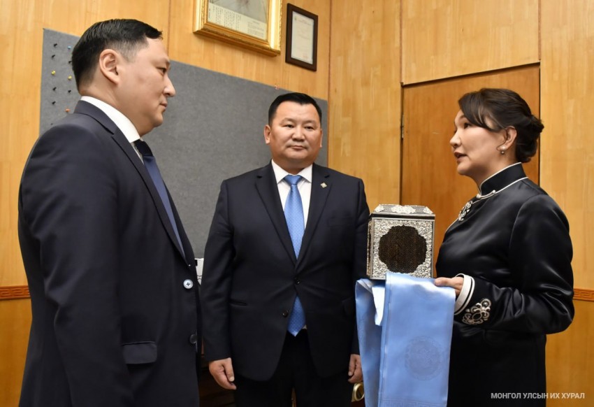 Улсын Их Хурлын Ерөнхий нарийн бичгийн дарга Д Энхбат үүрэгт ажлаа хүлээн авлаа Epress Mn